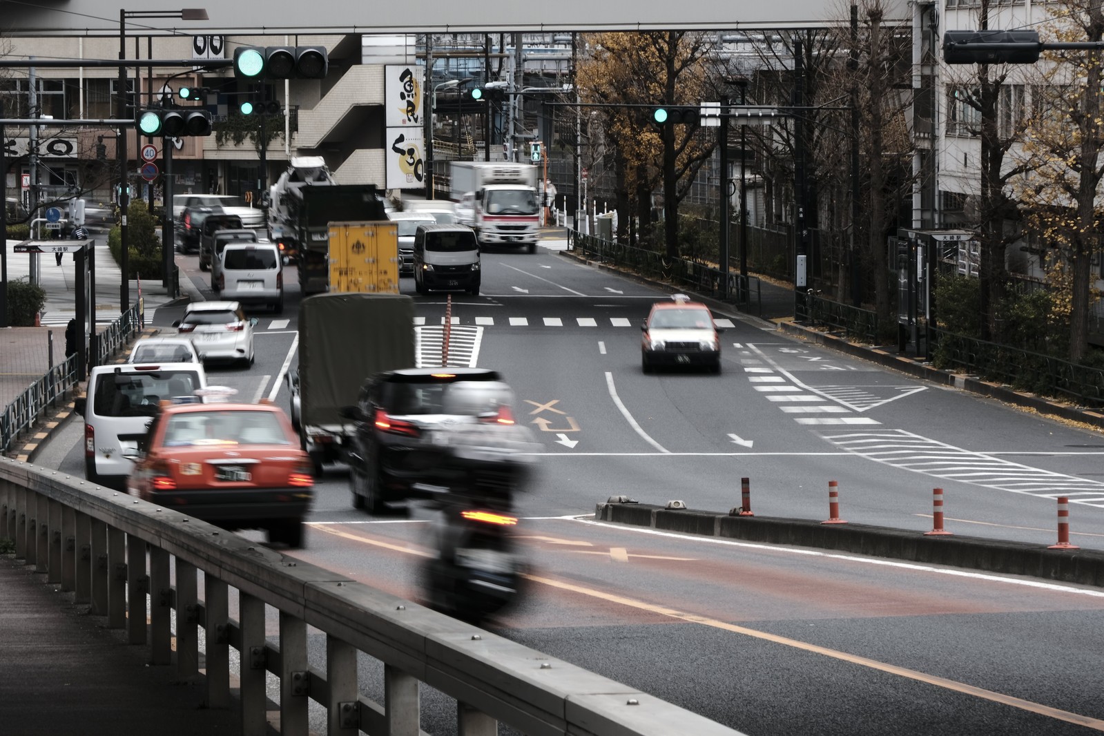 YOLOv5で特定の物体のみ検出し、写真をくり抜く方法 #Python - Qiita