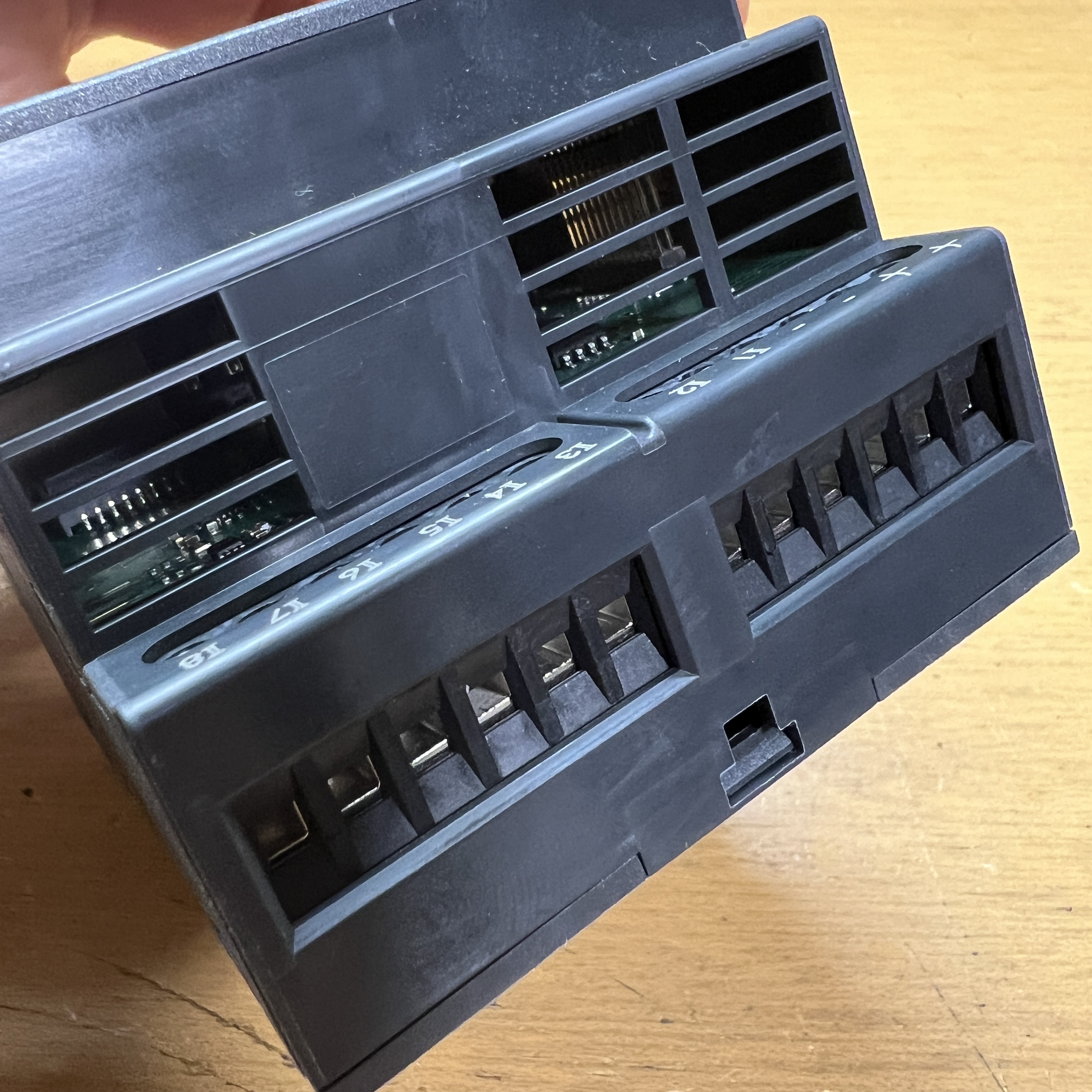 Arduino Opta Lite(PLC)をArduinoIDEで試す #ArduinoOpta - Qiita