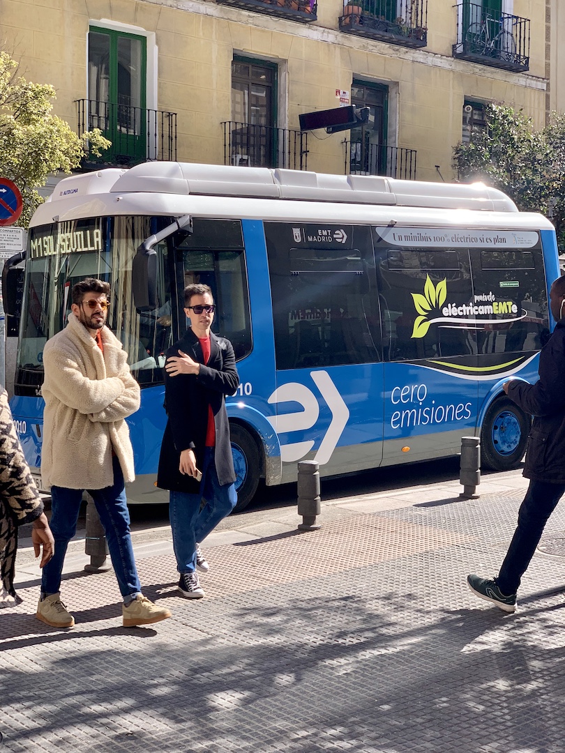 【AI】YOLOv8をpython openCVでちゃちゃっと物体検出してみる #Python - Qiita